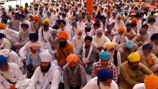 श्री गुरु नानक देव जी के प्रकाश पर्व को समर्पित गुरमति समागम करवाया ...