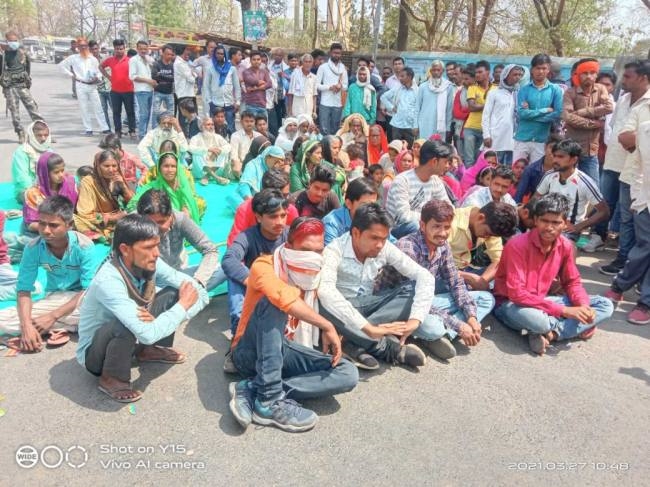 ग्रामीणों ने डीएसपी के स्थानांतरण की मांग को ले किया सड़क जाम - road ...