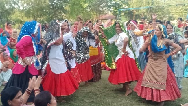 हरियाणवी वेशभूषा पहन नाच गाकर मनाई होली - Holi celebrated by dancing ...