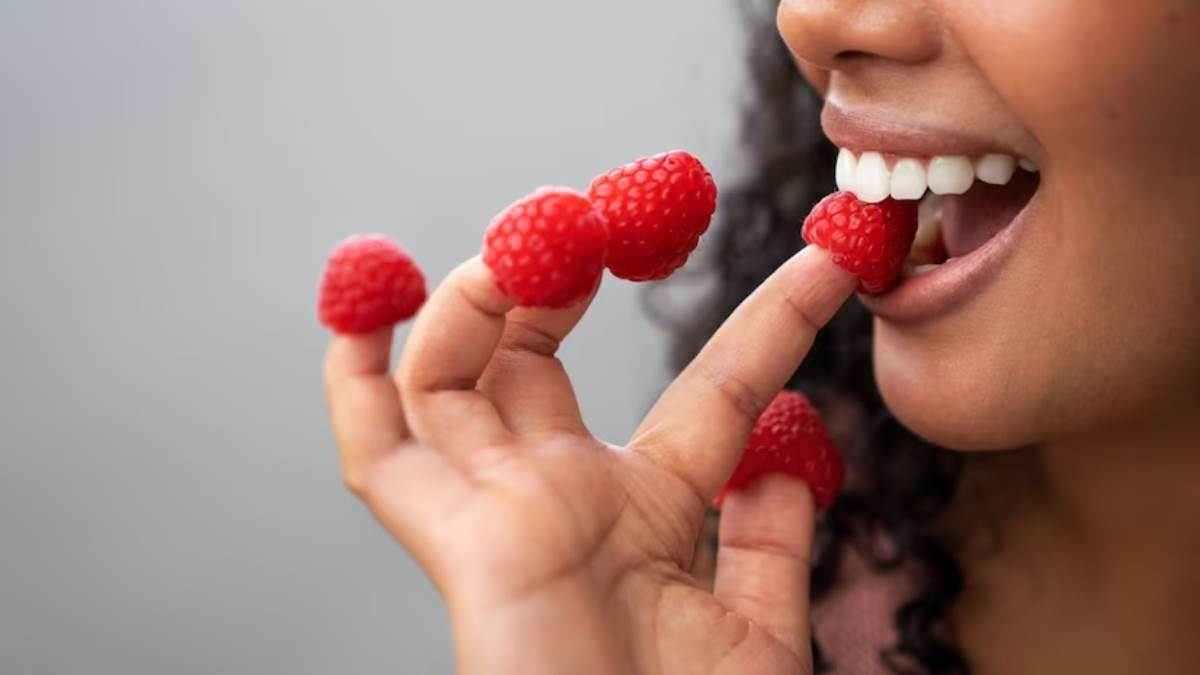 White Teeth with Strawberry: दांतों को सफेद करने में कारगर है ...
