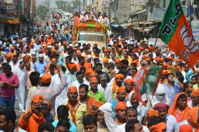 भाजपा प्रत्याशी डारमापतिराम त्रिपाठी समेत दस ने किया नामांकन