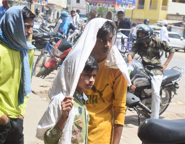 Heat Wave In Varanasi : फिर रिकार्ड की ओर बढ़ा तापमान, गर्म शुष्क हवा ...