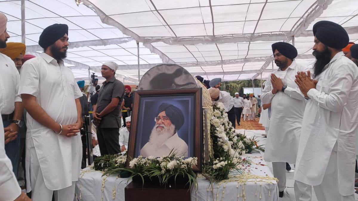 Parkash Singh Badal: जब भगदड़ में गिर गए थे बादल साहब, सांस लेने में हो ...