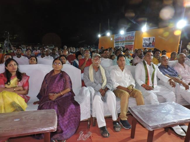 माया-बुआ गुस्से में लाल-लाल रे..