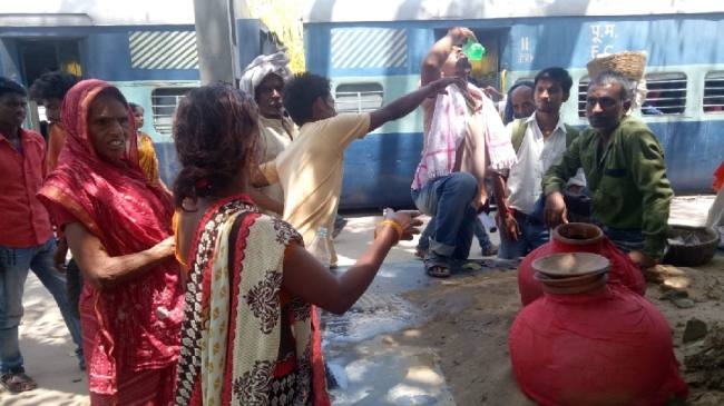 पानी की किल्लत : दो मटकों के सहारे बिहारशरीफ का रेलवे स्टेशन