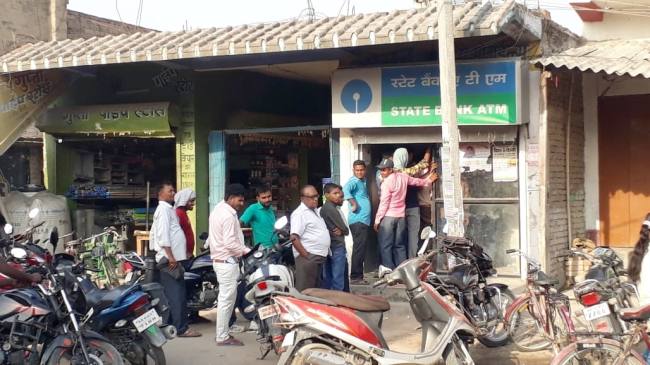 बिना गेट व गार्ड के एटीएम में एक साथ दर्जनों करते हैं प्रवेश, होता है ...