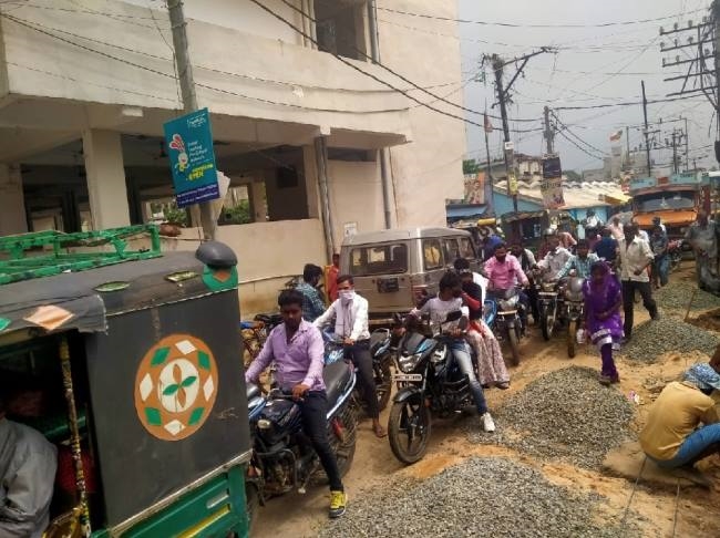 मधुपुर में नहीं हो रहा नियमों का पालन - lockdown breaking in madhupur ...