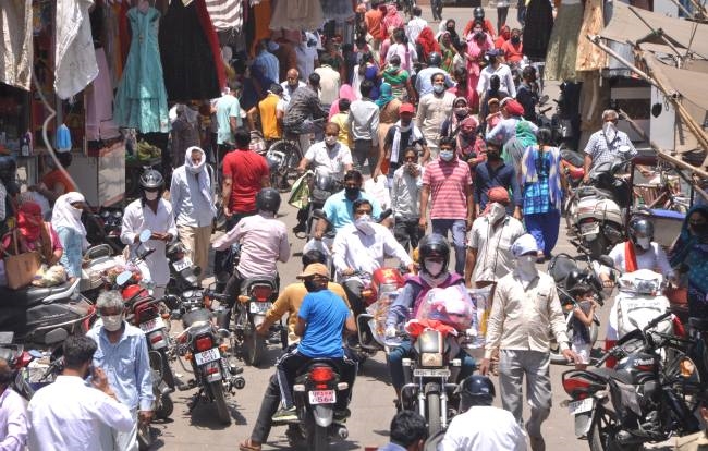 कोरोना बम तैयार कर रही बाजारों की भीड़ - rush in shamli during lockdown ...