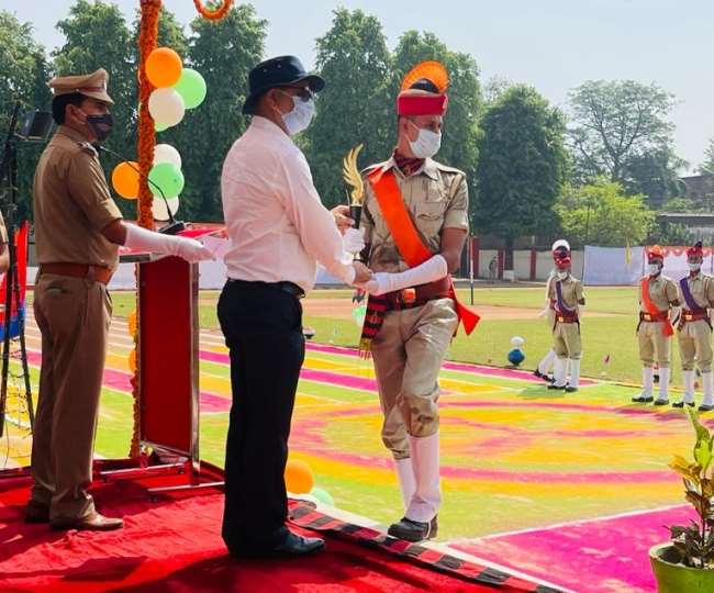 बिजनौर : पुलिस लाइन में दीक्षांत समारोह का आयोजन, कृष्ण रावत को मिला ...