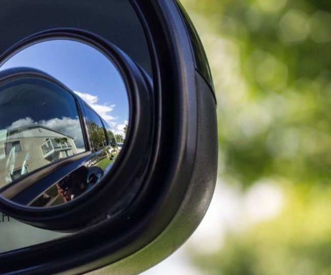 ORVMs मिरर में पास की चीज दूर क्यों दिखाई देती है? इस पर लिखी चेतावनी ...