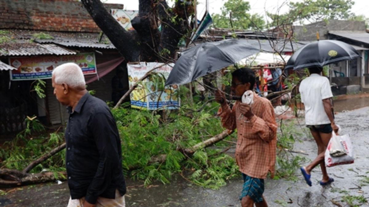 Cyclone Remal Video: कहीं उखड़े पेड़-खंबे... तो कहीं घर बने मलबा, बंगाल ...