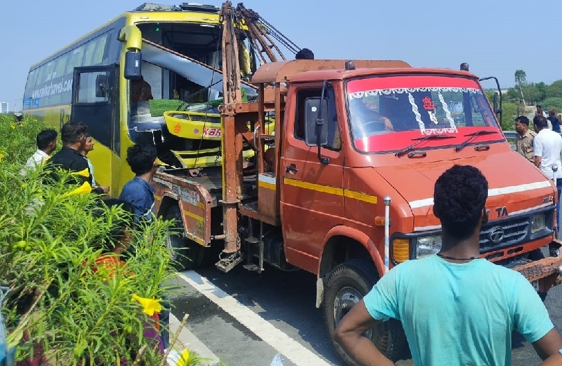 UP: एक्सप्रेसवे पर ओवरटेक करते समय ट्रक से टकराई बस, 2 की मौत, 26 ...