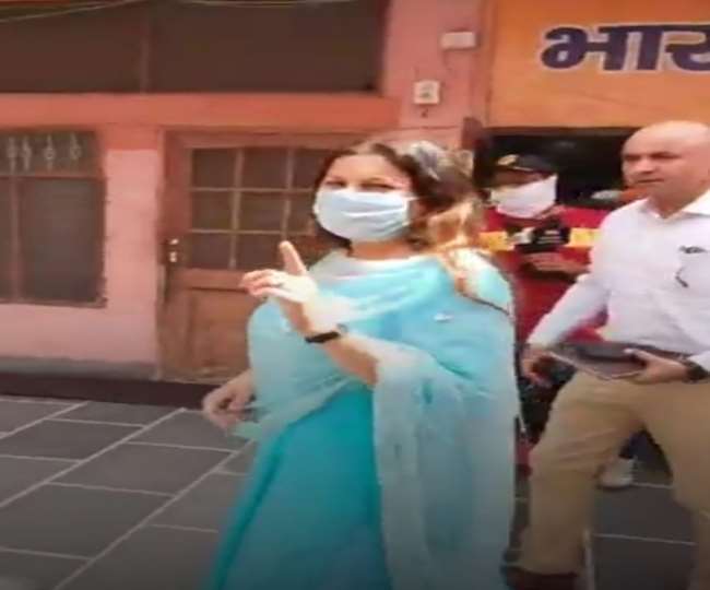 थप्‍पड़ कांड मामले में करनाल पहुंच सांसद संजय भाटिया से मिलींं सोनाली ...