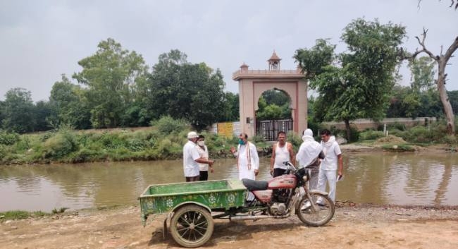 बरवाला में दाह संस्कार के लिए भी सड़कों पर बने तालाब से होकर जाना पड़ता ...