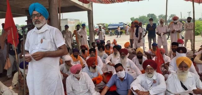 ट्रैक्टर मार्च निकाल किसानों ने किया कैरों की कोठी का घेराव