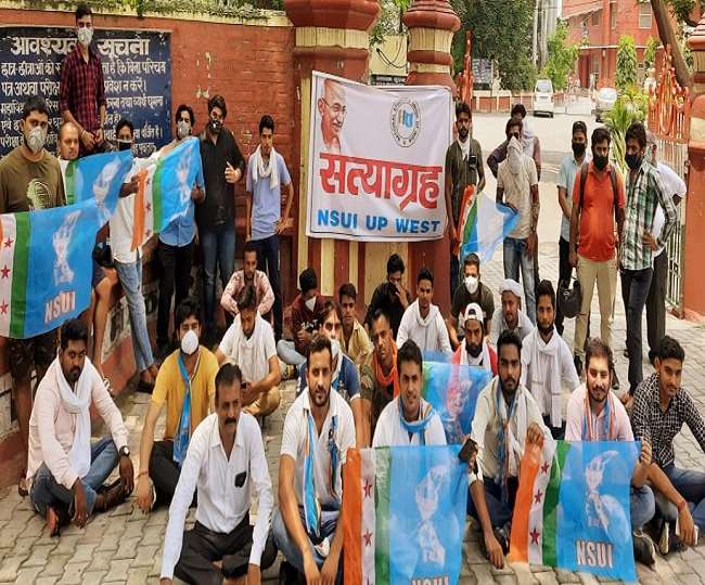 एनएसयूआई की मांग न हो परीक्षा, मेरठ कॉलेज के गेट पर किया सत्याग्रह ...
