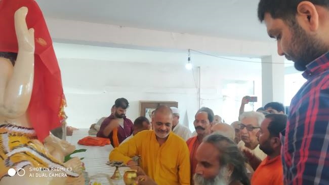 बंजरिया मंदिर परिसर में स्थापित की गई देवरहा बाबा की प्रतिमा - deoria ...