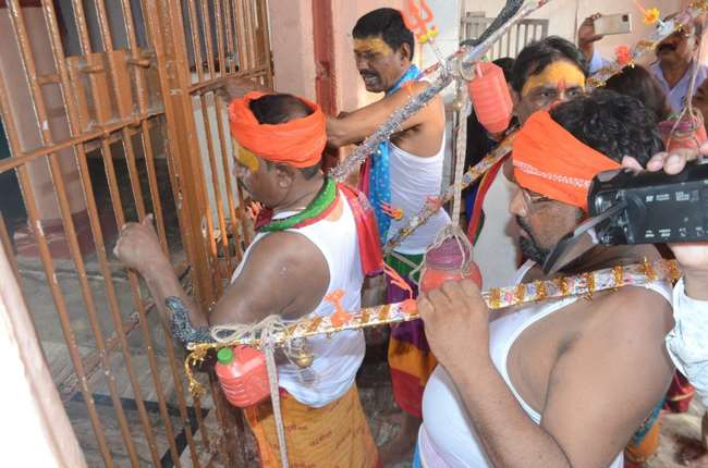 गोपाल मंडल: ऐ भोलेनाथ... फाटक खोलिए...! एक बार फ‍िर सुर्खियों में आ गए ...