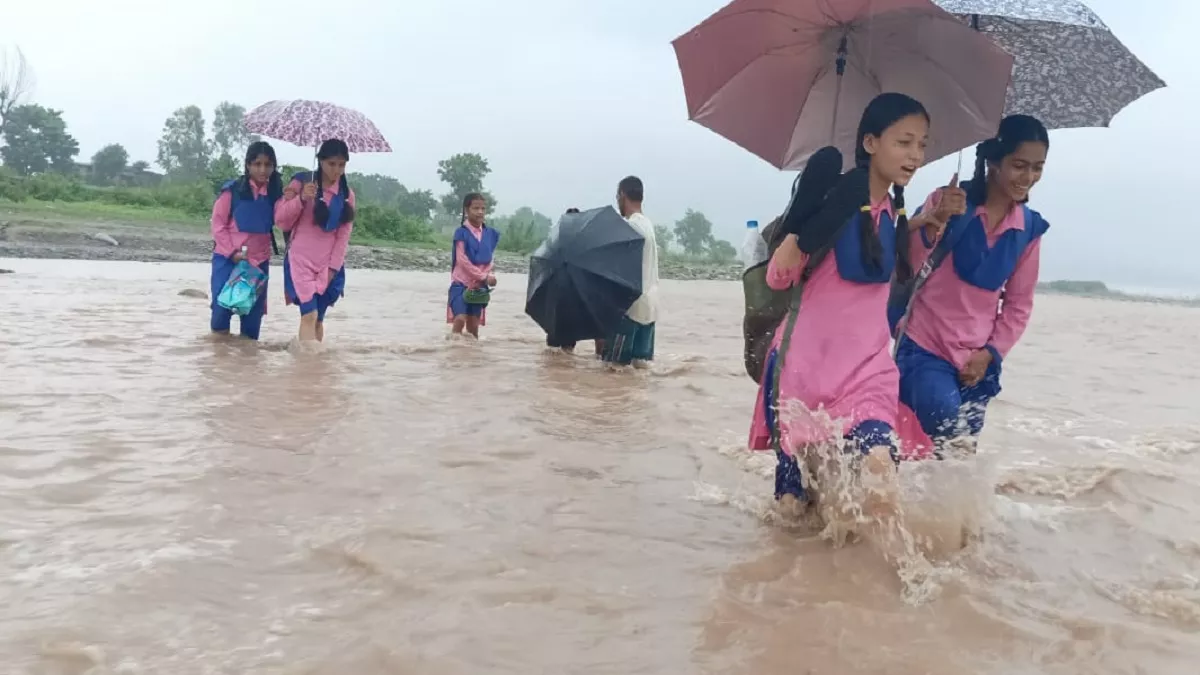 उत्तराखंड में झमाझम बारिश का दौर जारी, उफनाए नालों को पार कर पहुंची ...