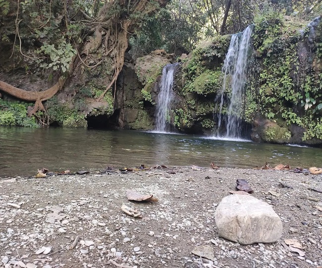 काॅर्बेट फाॅल तो देखा होगा, लेकिन जंगल के बीचो बीच इस खूबरसूरत झरने तक ...