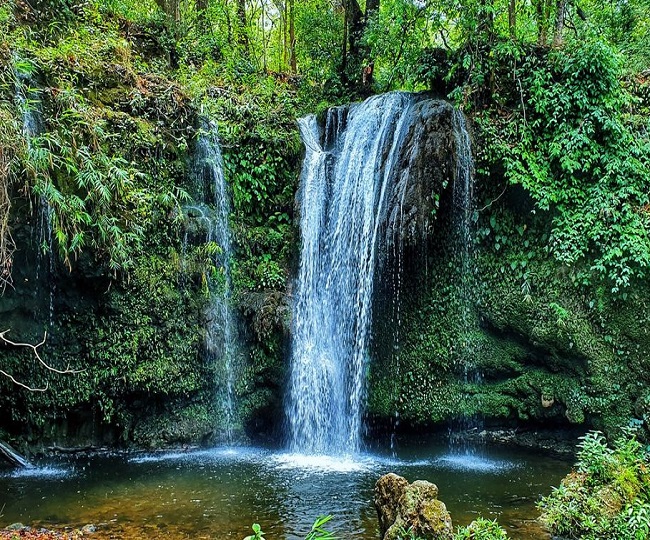 काॅर्बेट फाॅल तो देखा होगा, लेकिन जंगल के बीचो बीच इस खूबरसूरत झरने तक ...