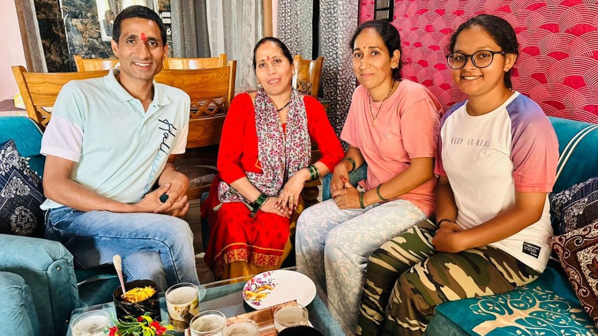 Dev Raturi: वेटर बनकर भारत से चीन गए थे देव रतूड़ी, बन गए चीनी सिनेमा ...