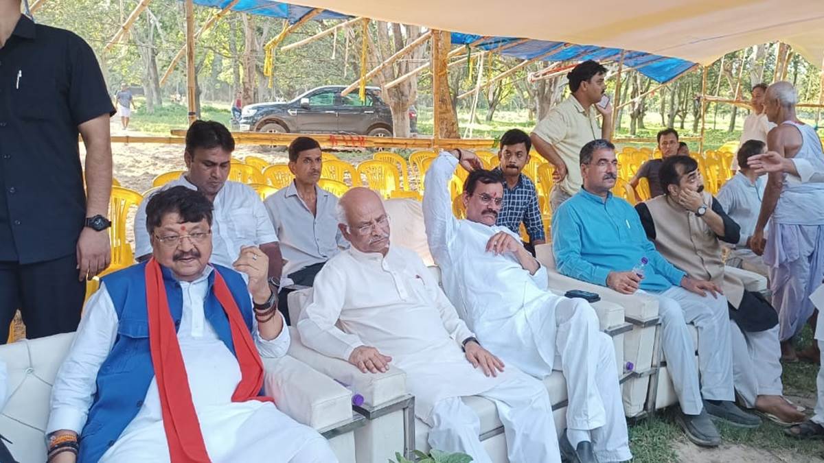 Prabhat Jha Cremation: भाजपा नेता प्रभात झा पंचतत्व में विलीन, एमपी और बिहार के दर्जनों वरिष्ठ ...