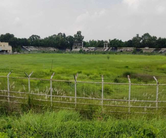 खेत की तरह दिख रहा है वर्ल्ड कप की मेजबानी करने वाला स्टेडियम, 2 फीट ...