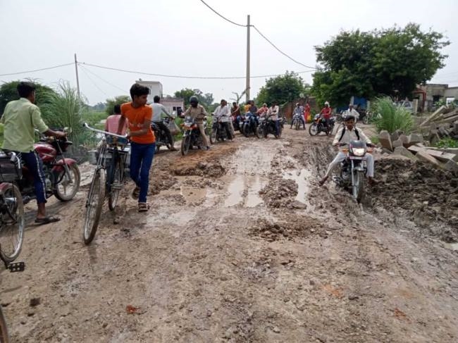 जल निकासी को काटी गई सड़क से बढ़ी मुश्किलें - Road cut off for drainage ...