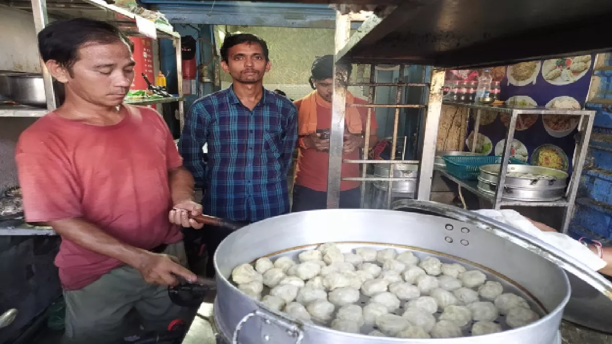 Gorakhpur Famous Food: त्रिशय के मोमोज का स्वाद, 14 वर्षों से ...
