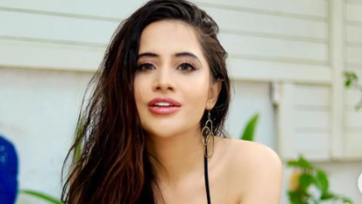 Urfi Javed ने कपड़ों की जगह चांदी का वर्क चिपकाकर करवाया फोटोशूट ...