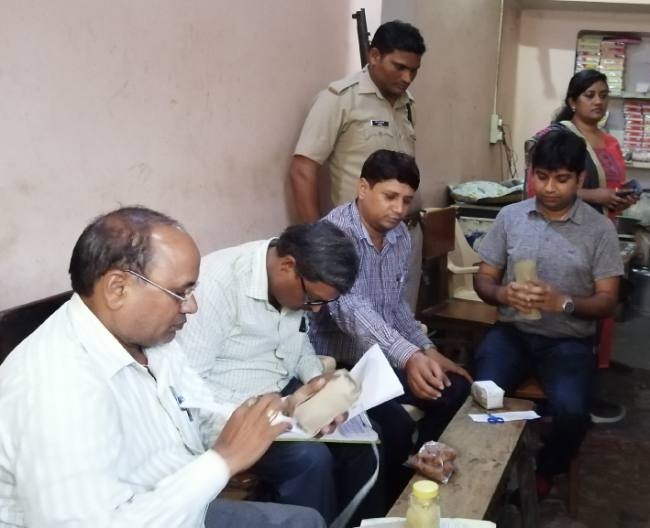 मिष्ठान भंडार पर एफएसडीए का छापा, लिए नमूने - FSDA raids on ...