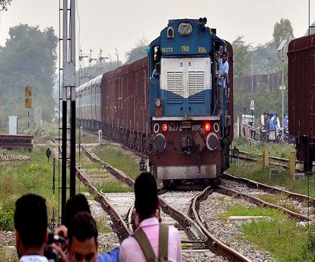 Indian Railways की दूसरी डबल डेकर ट्रेन UDAY Express ने तय किया पहला ...