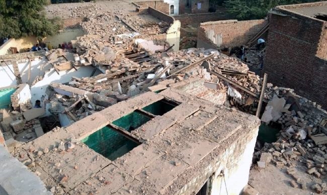 आतिशबाजी में विस्फोट से युवक की मौत पांच मकान ध्वस्त - Explosion in ...