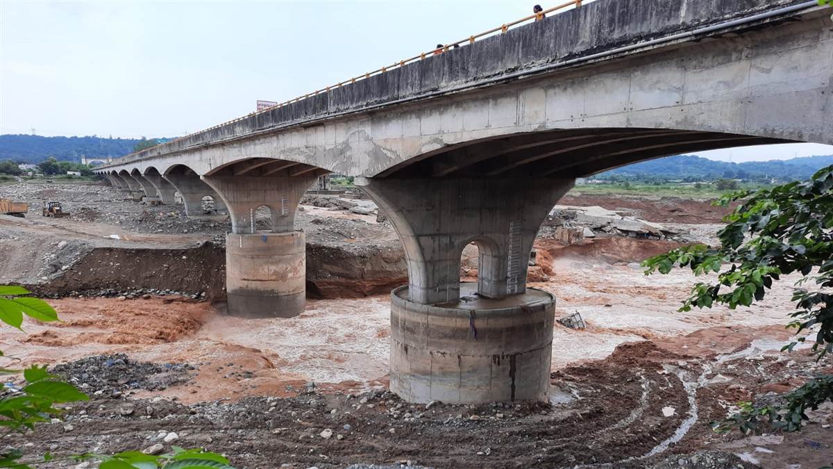 Chakki Bridge: बारिश थमने पर चक्‍की पुल को सुरक्षित करने में जुटा NHAI ...