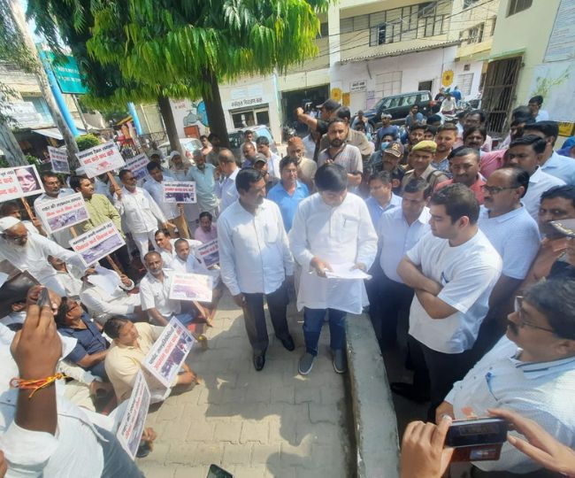 Meerut News: मेरठ नगर निगम में पार्षद और कर्मचारी आमने सामने, जमकर की ...