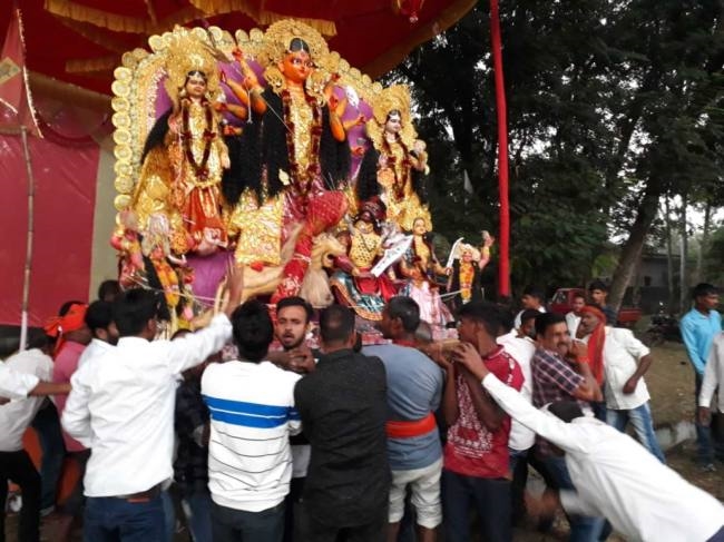 Unique tradition :::: Mother Rani goes to shoulder immersion ...