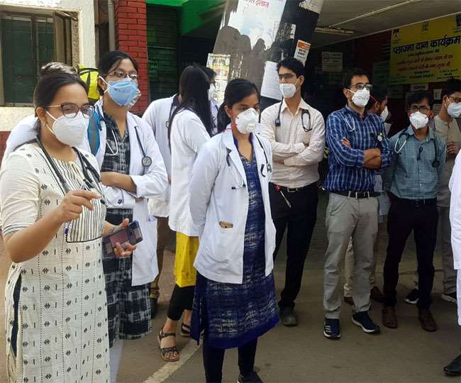 RIMS Ranchi: मरीज की मौत के बाद परिजनों ने महिला डॉक्‍टर के कपड़े फाड़े ...