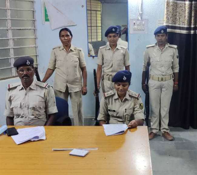 कैमूर की विधि व्यवस्था संभालने में महिला पुलिस अधिकारी भी निभा रही ...