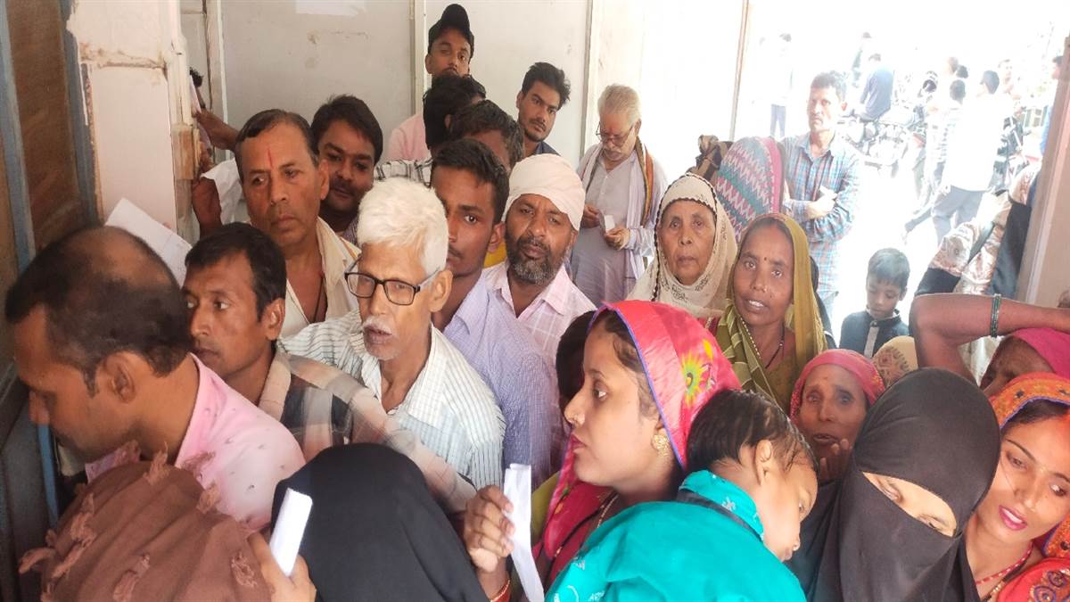 Bhadohi News: मरीजों से पटे अस्पताल, खतरनाक डेंगू ने पसारा पांव, किशोर ...