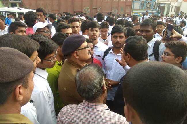 इंजीनियरिंग कॉलेज रैगिंग के विरोध में सड़क पर उतरे छात्र किया एनएच जाम ...