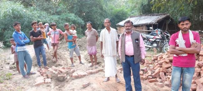 चुनावी स्टंट ! कोई लगवा रहा खड़ंजा तो कोई गोद ले रहा स्कूल - Electoral ...