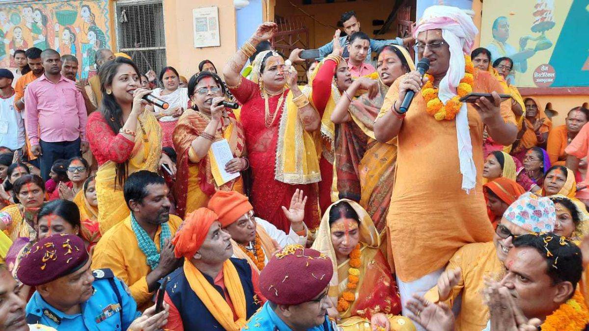 Bihar News: श्रीसीताराम विवाह महोत्सव में मंगल गीत, कहवां के पियर माटी ...