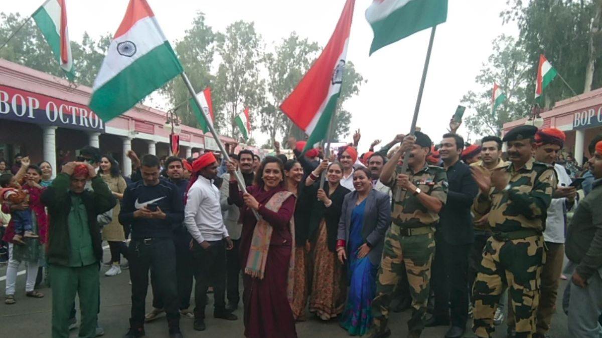 Jammu News : रिट्रीट सेरेमनी देखने पहुंचीं महाराजा हरि सिंह की पुत्रवधु ...