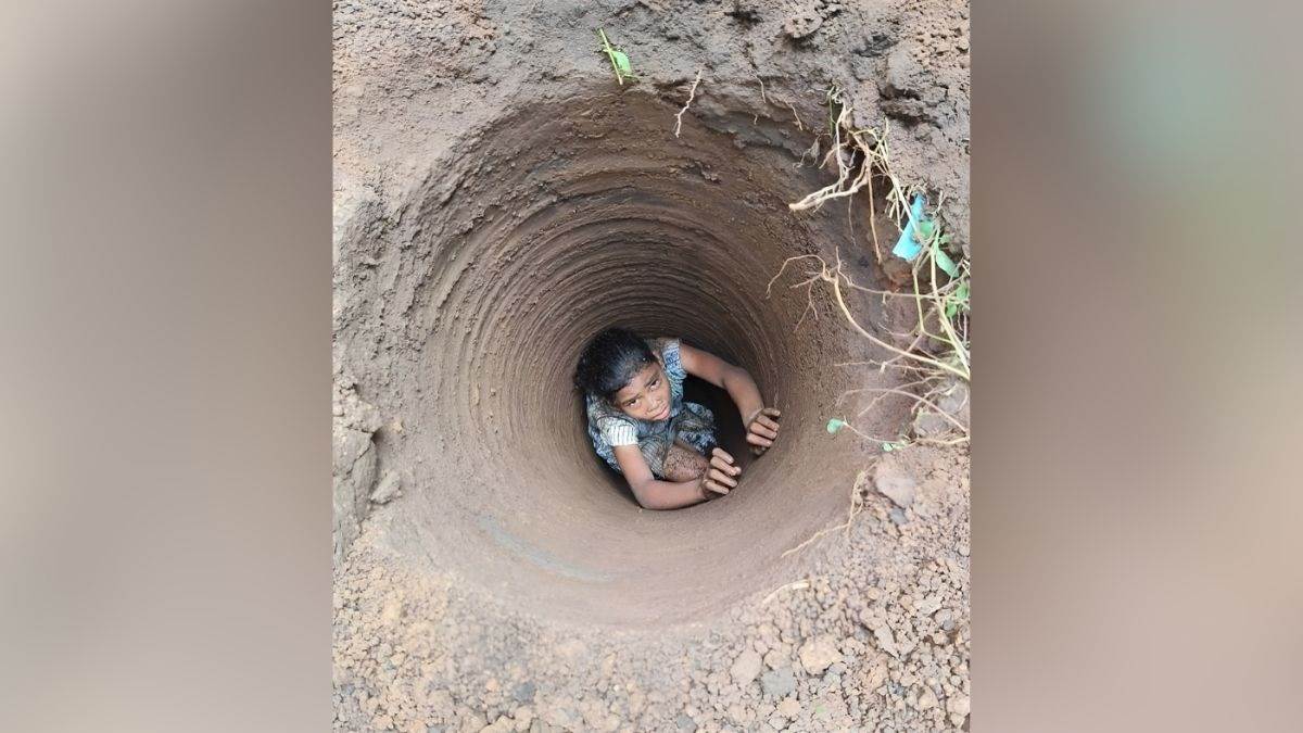 Odisha News: संबलपुर में पांच फुट गहरे व संकरे गड्ढे में गिरी बच्‍ची ...