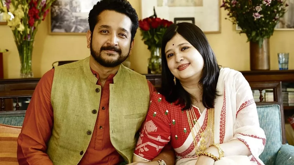 बेहद सादगी से पति-पत्नी बने Parambrata Chatterjee और Priya Chakraborty ...