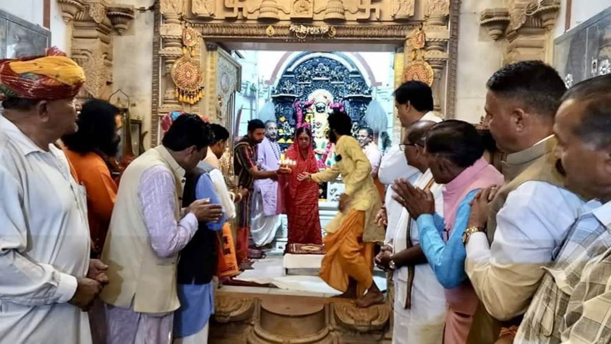 Rajasthan Election: भाजपा उम्मीदवारों के साथ पूजा करने त्रिपुरा सुंदरी ...