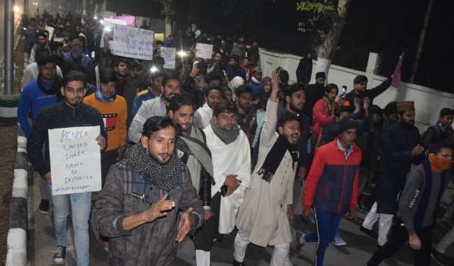 CAA के खिलाफ AMU में छात्रों ने निकाला मार्च फोर्स तैनात Aligarh news ...