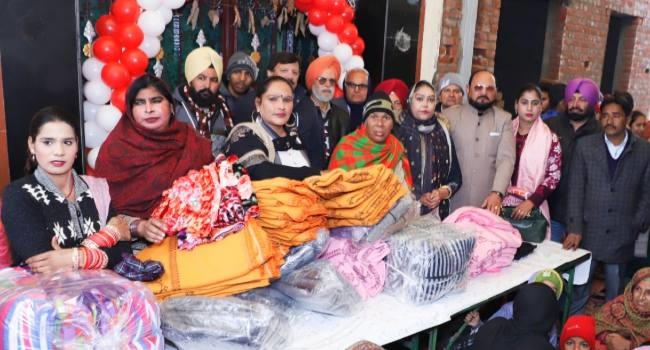 शहीदी दिवस पार 500 परिवारों को गर्म कपड़े बांटे - marty day 500 need ...