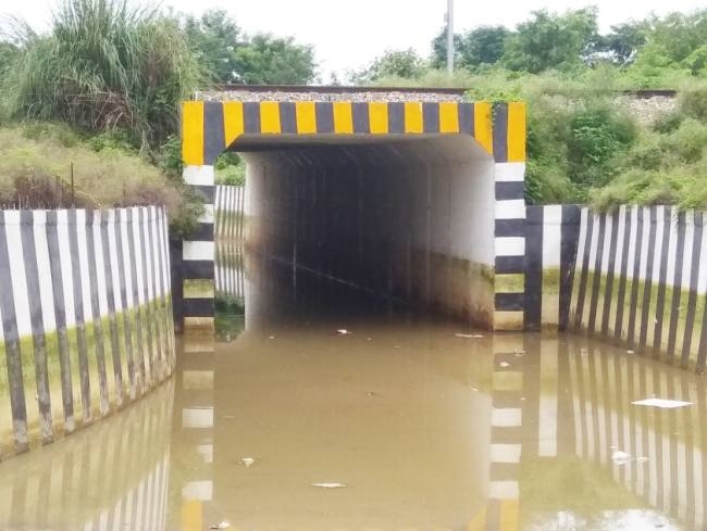 अंडरपास में जलजमाव से राहगीरों की बढ़ी परेशानी - Passengers increased ...